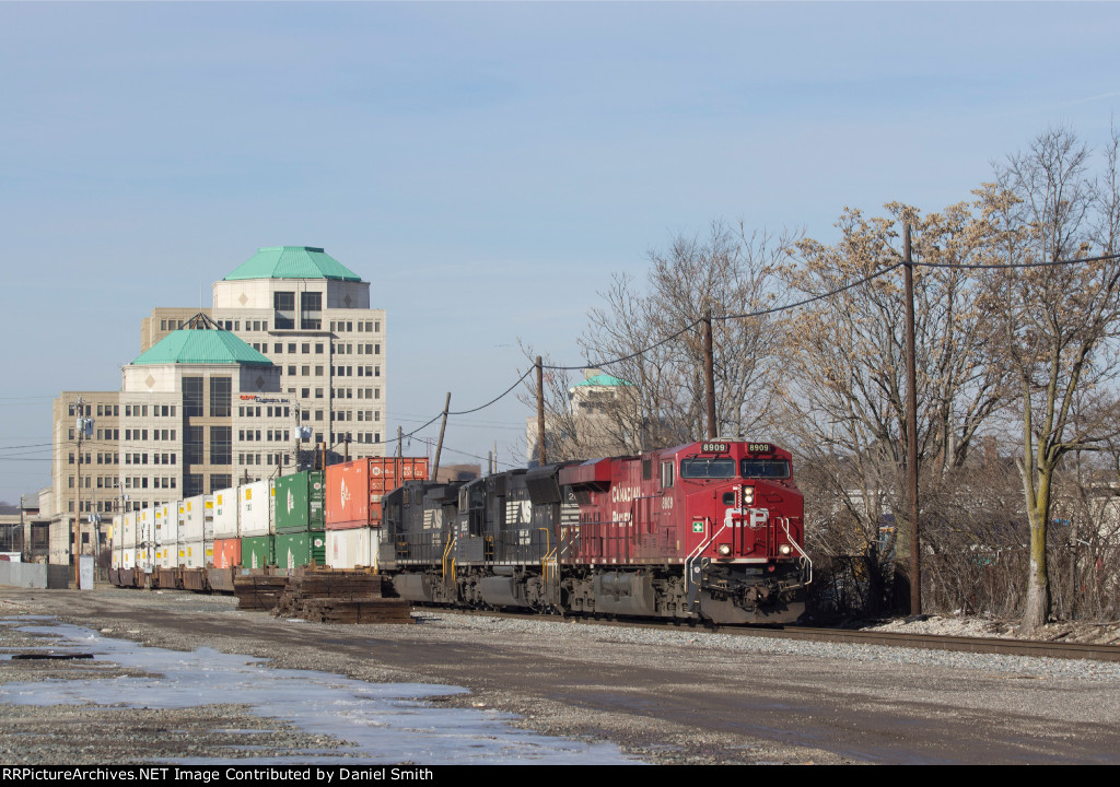 CP 8909 leads NS 215 Intermodal.